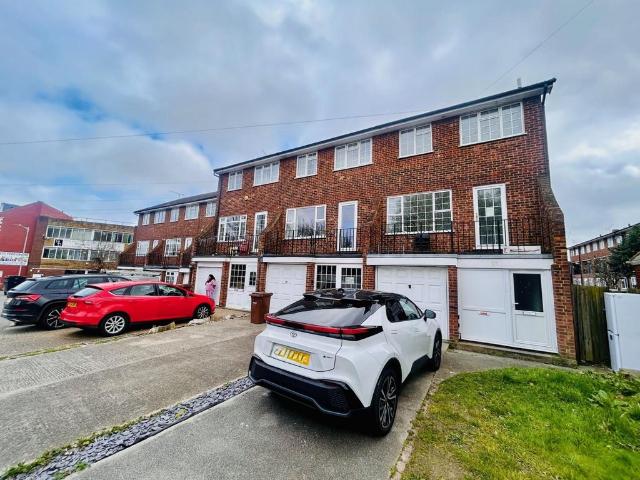 4 bedroom end of terrace house to rent