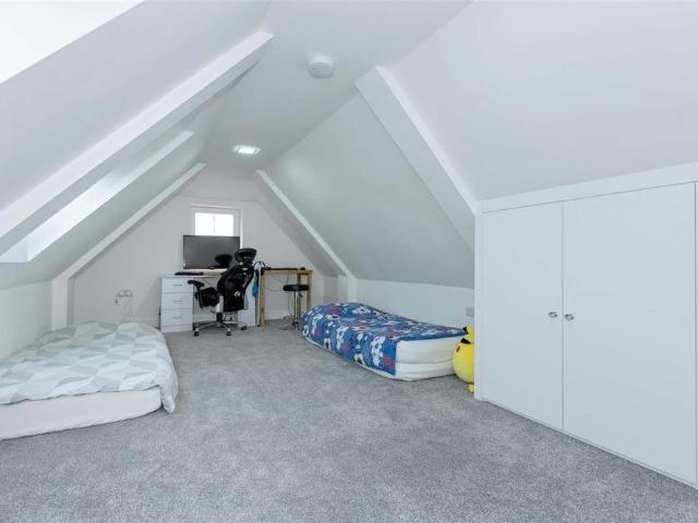 4 bedroom end of terrace house to rent
