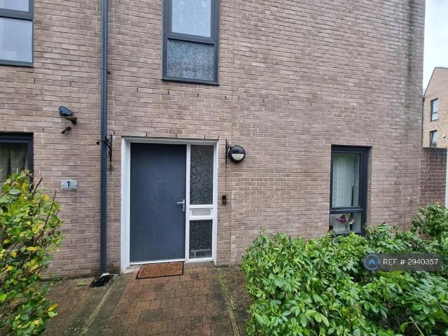 4 bedroom end of terrace house to rent