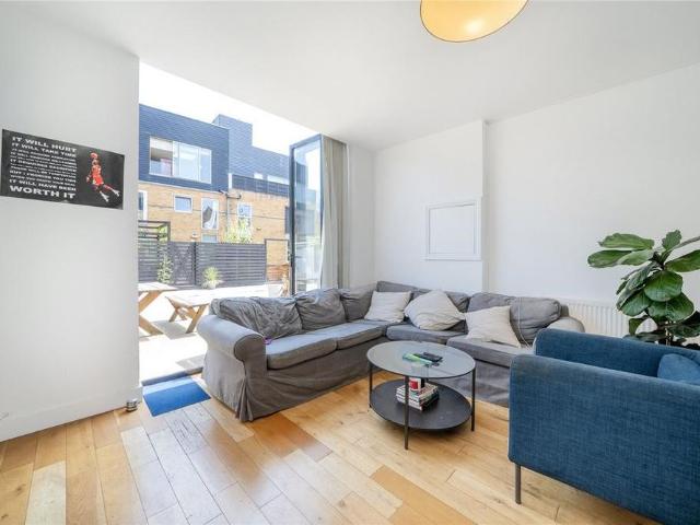 4 bedroom end of terrace house to rent