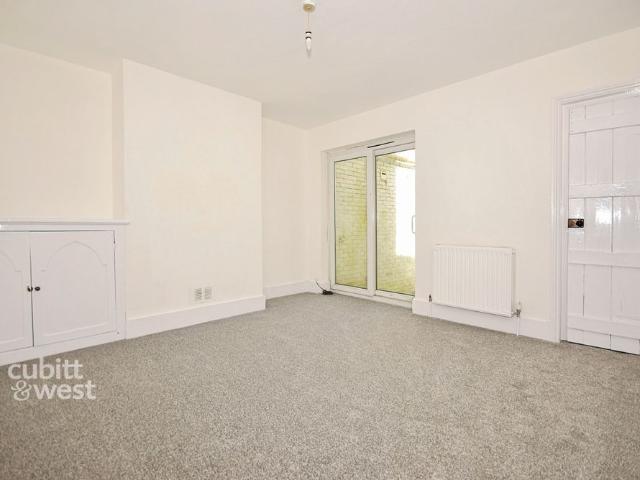 4 bedroom end of terrace house to rent