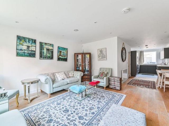 4 bedroom end of terrace house to rent