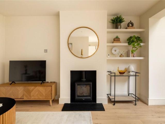 4 bedroom end of terrace house to rent