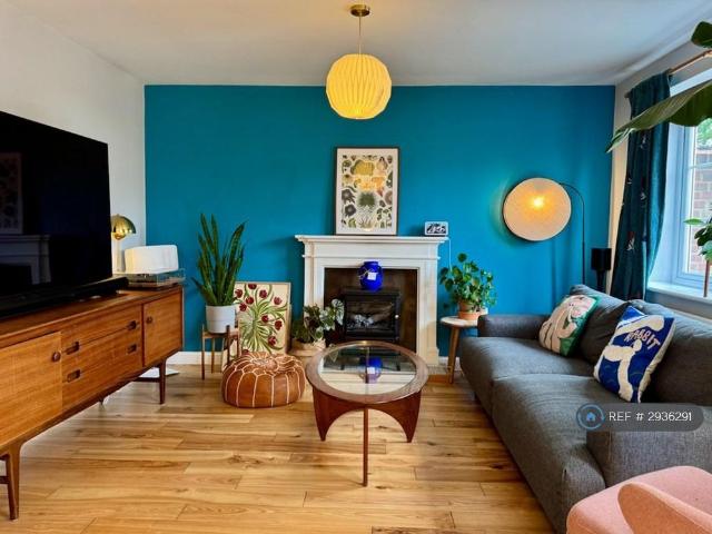 4 bedroom end of terrace house to rent