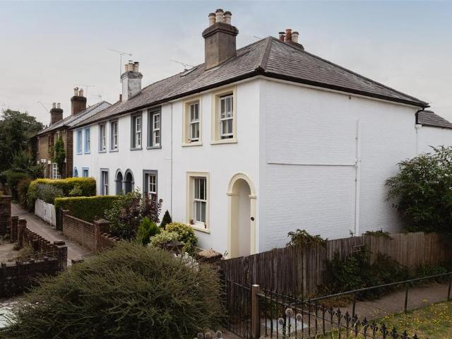 4 bedroom end of terrace house to rent