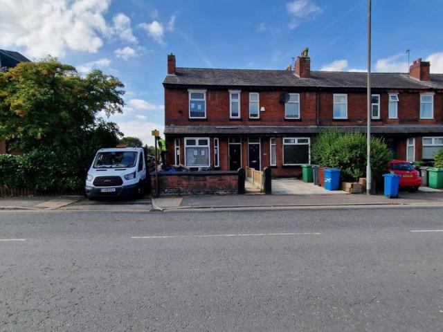 4 bedroom end of terrace house to rent