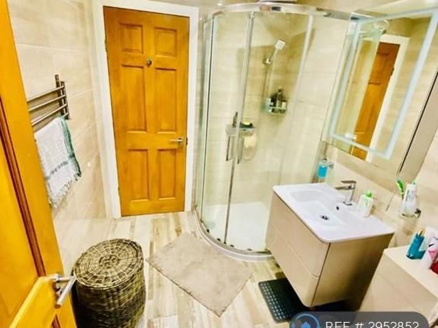 4 bedroom end of terrace house to rent
