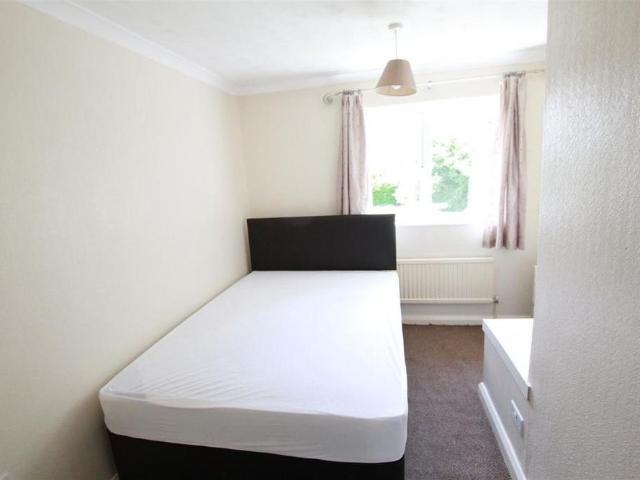 4 bedroom end of terrace house to rent
