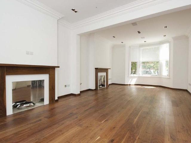 4 bedroom end of terrace house to rent