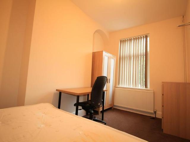 4 bedroom end of terrace house to rent
