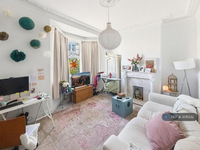 4 bedroom end of terrace house to rent