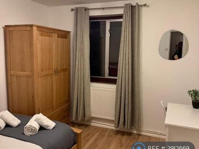 4 bedroom end of terrace house to rent
