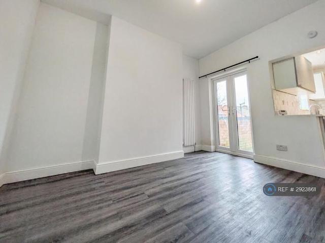 4 bedroom end of terrace house to rent