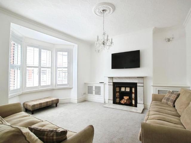 4 bedroom end of terrace house to rent