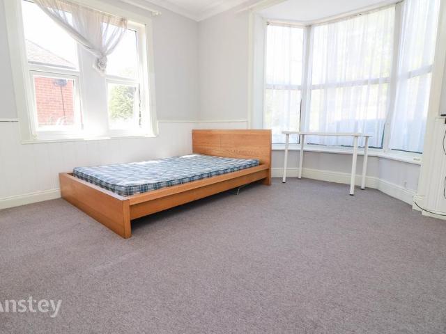4 bedroom end of terrace house to rent