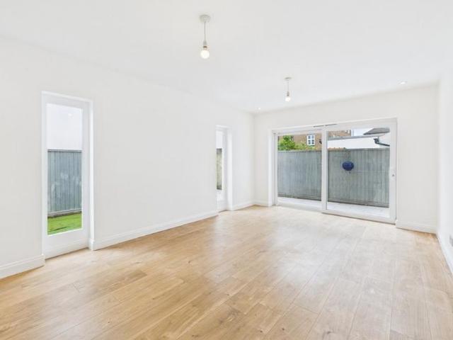 4 bedroom end of terrace house to rent