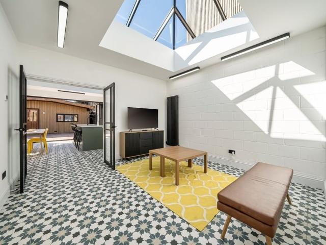 4 bedroom end of terrace house to rent
