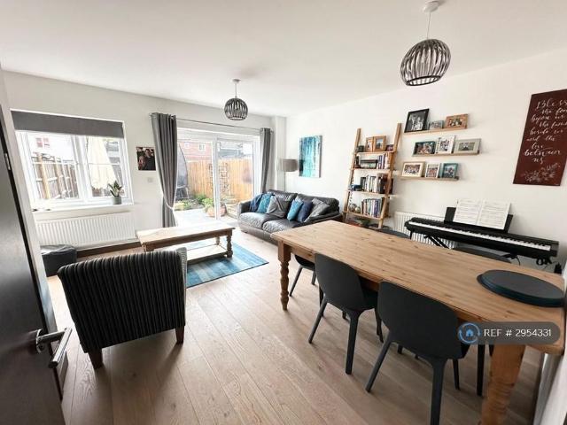 4 bedroom end of terrace house to rent