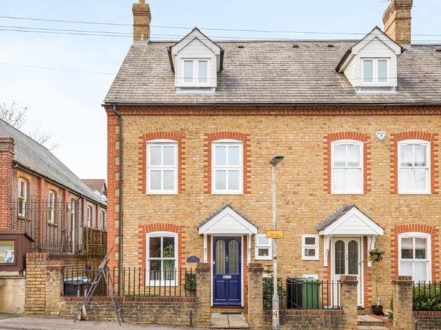 4 bedroom end of terrace house to rent