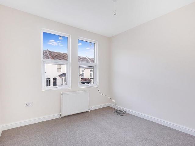 4 bedroom end of terrace house to rent