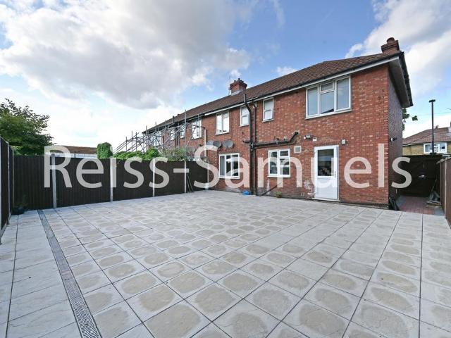 4 bedroom end of terrace house to rent