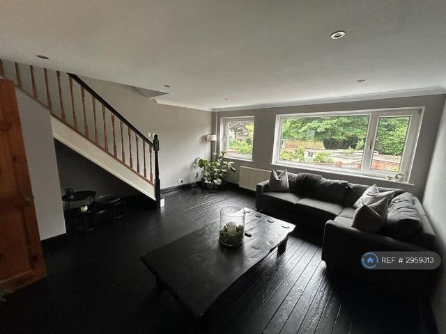 4 bedroom end of terrace house to rent