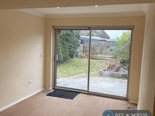 4 bedroom end of terrace house to rent