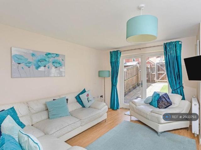 4 bedroom end of terrace house to rent
