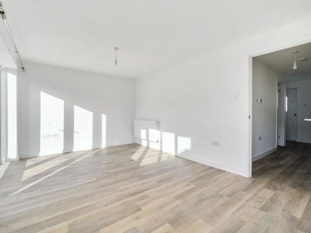 4 bedroom end of terrace house to rent