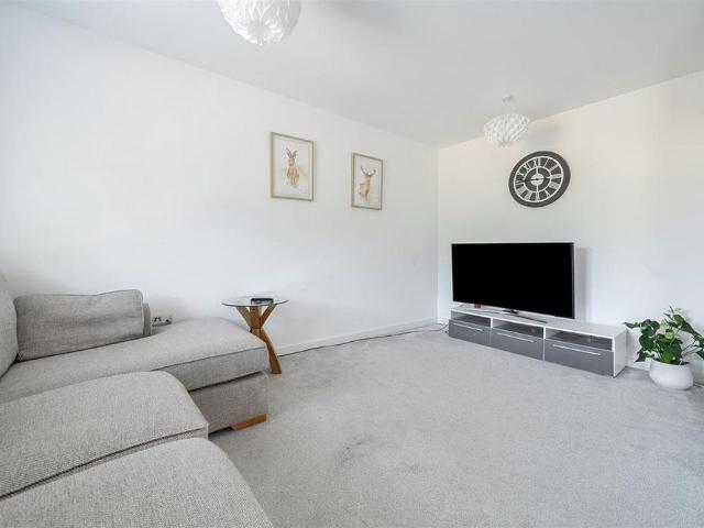 4 bedroom end of terrace house to rent