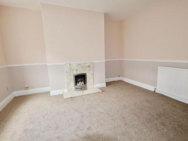 4 bedroom end of terrace house to rent