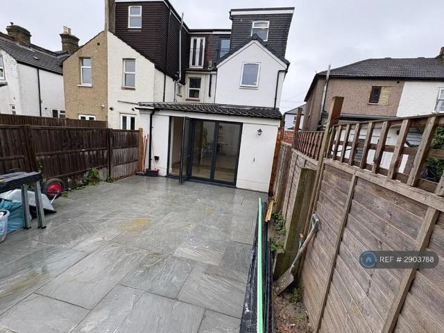 4 bedroom end of terrace house to rent