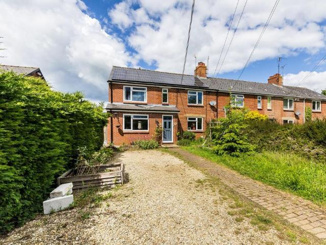 4 bedroom end of terrace house to rent