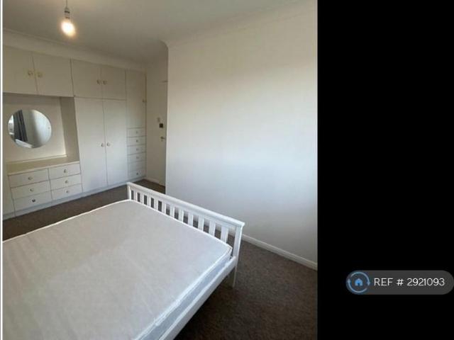 4 bedroom end of terrace house to rent