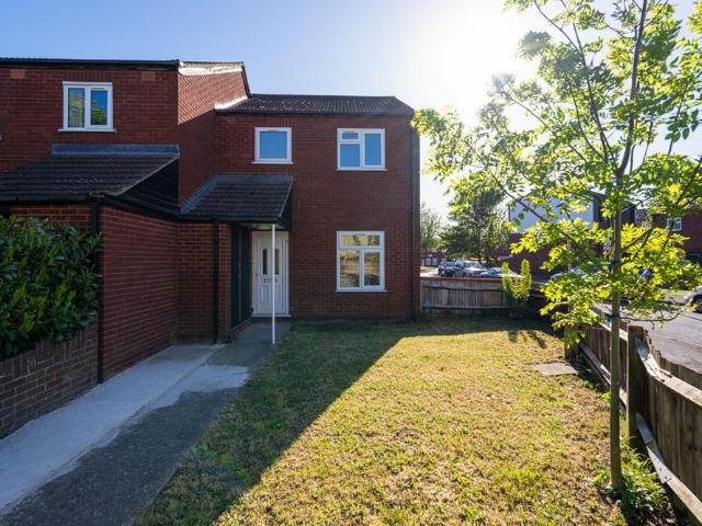4 bedroom end of terrace house to rent