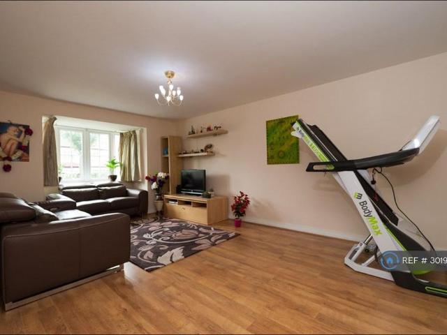 4 bedroom end of terrace house to rent