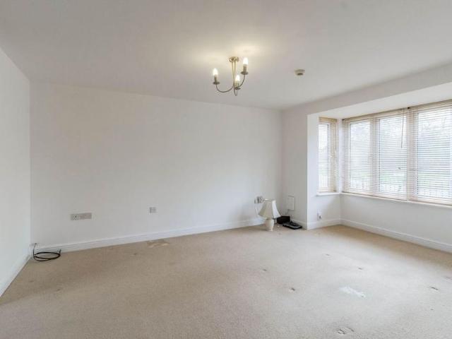 4 bedroom end of terrace house to rent