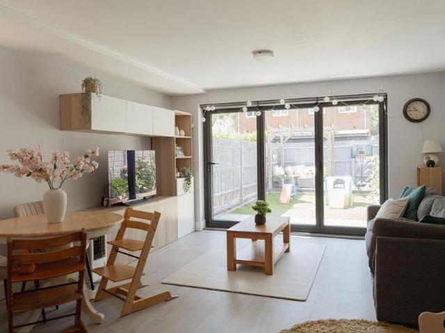 4 bedroom end of terrace house to rent