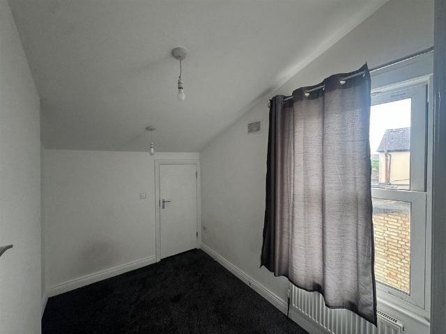 4 bedroom end of terrace house to rent