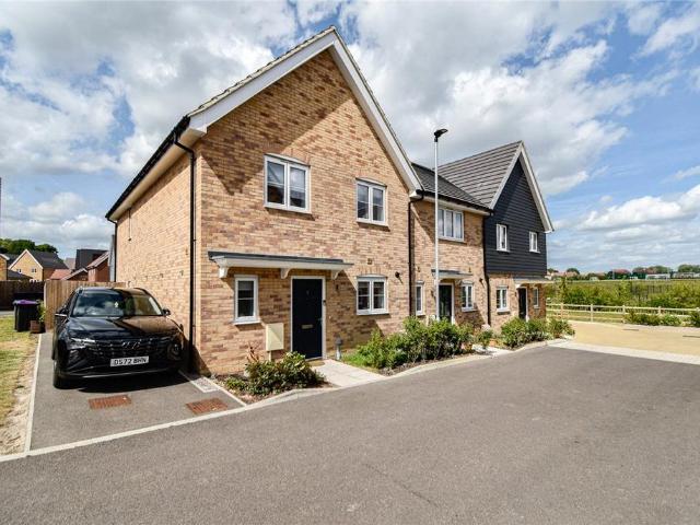 4 bedroom end of terrace house to rent
