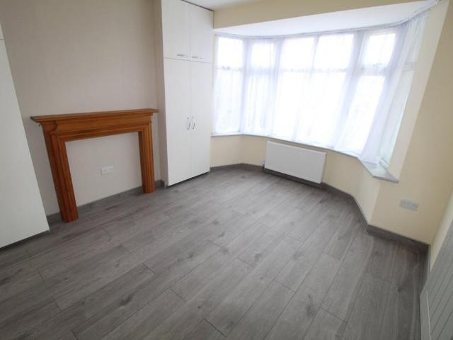 4 bedroom end of terrace house to rent
