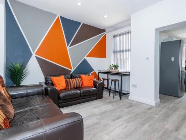 4 bedroom end of terrace house to rent