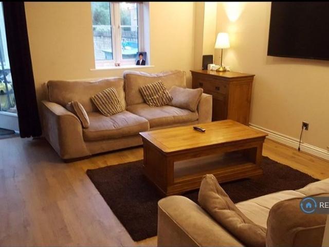 4 bedroom end of terrace house to rent