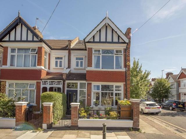 4 bedroom end of terrace house to rent