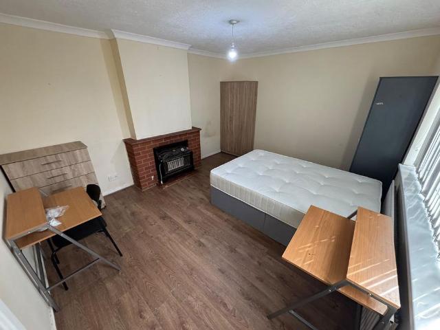 4 bedroom end of terrace house to rent