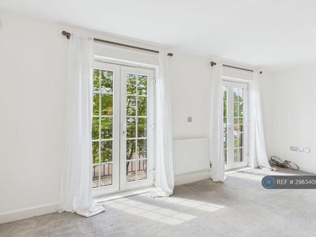 4 bedroom end of terrace house to rent