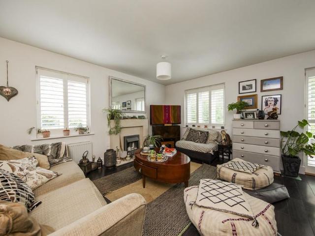 4 bedroom end of terrace house to rent