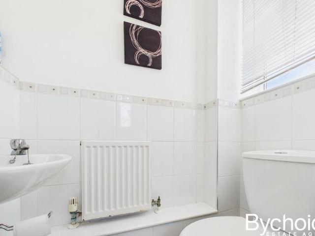 4 bedroom end of terrace house to rent