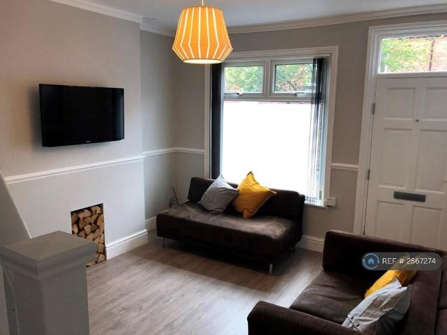 4 bedroom end of terrace house to rent