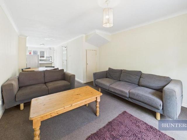 4 bedroom end of terrace house to rent